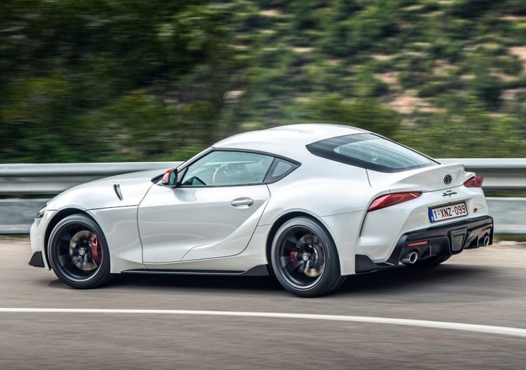 2020 Toyota Supra 2.0 L 258hp gücü ve 400Nm torku ile yolların tozunu ...